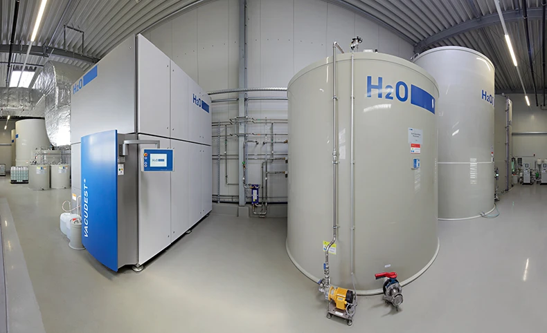 Installation of a vacuum distillation unit