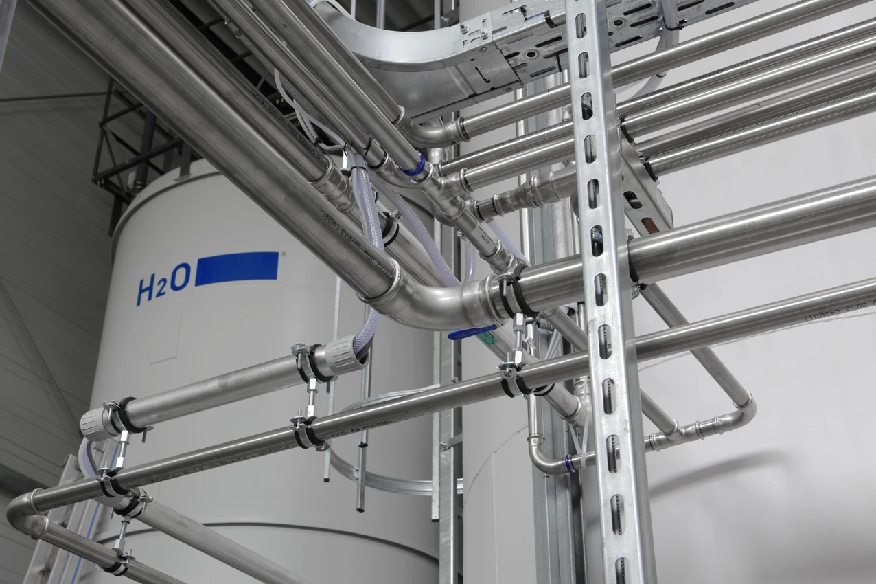 Installation of a vacuum distillation unit