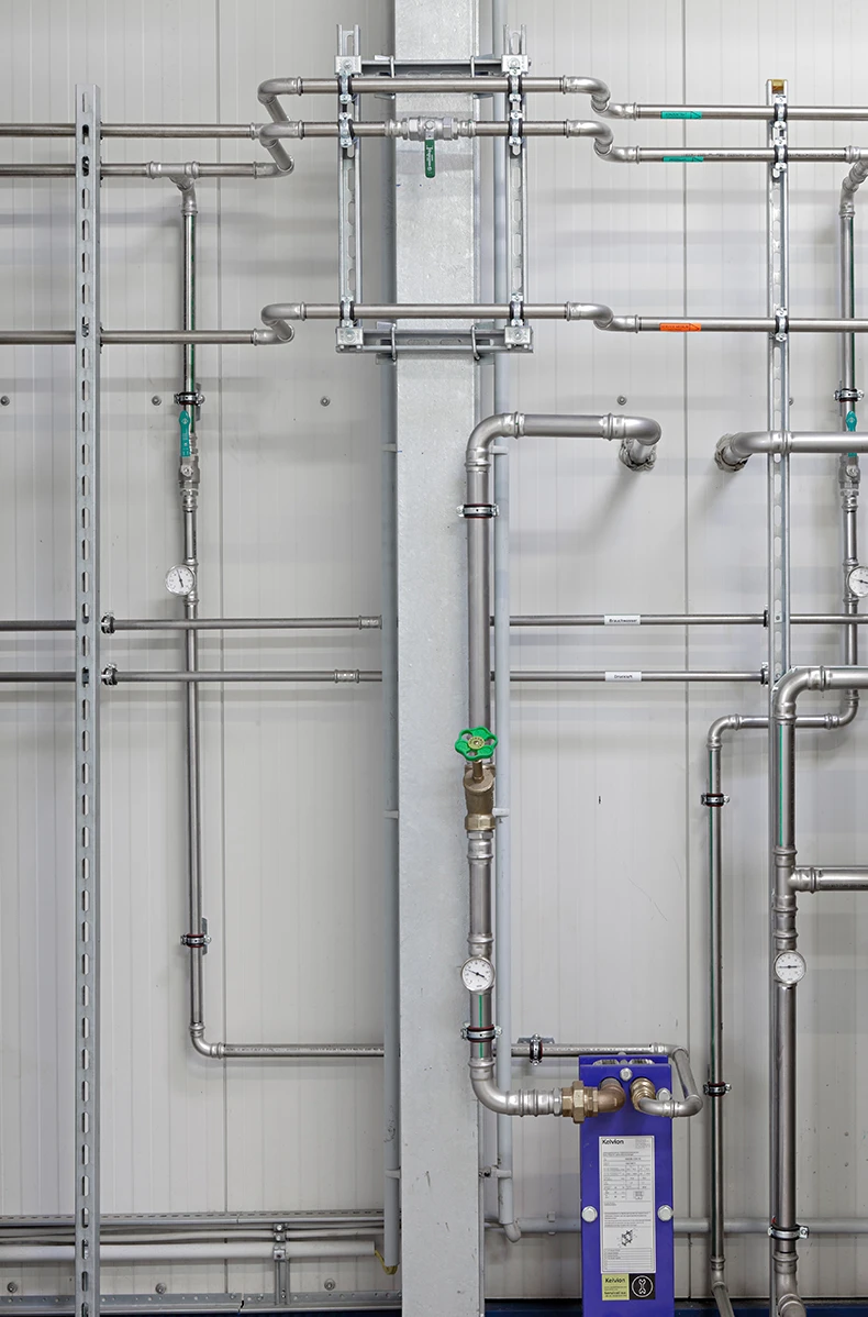 Installation of a vacuum distillation unit